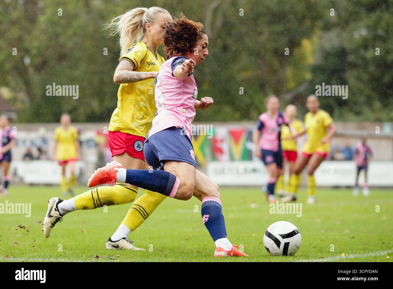 London, UK. 28th September, 2025. Steph Addison (16 Dulwich Hamlet) in ...