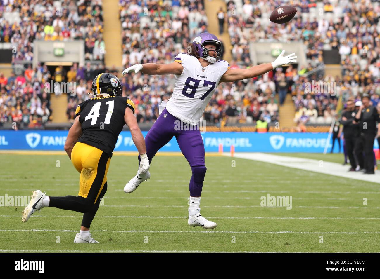 Minnesota Vikings tight end TJ. Hockenson (87) catches the ball during ...