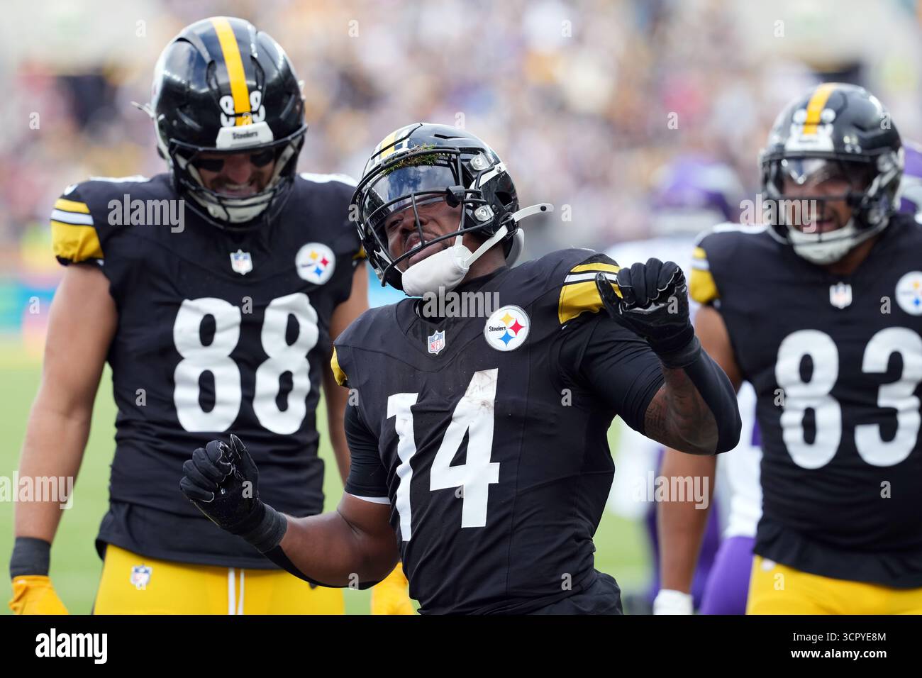 Pittsburgh Steelers running back Kenneth Gainwell (14) celebrates after ...