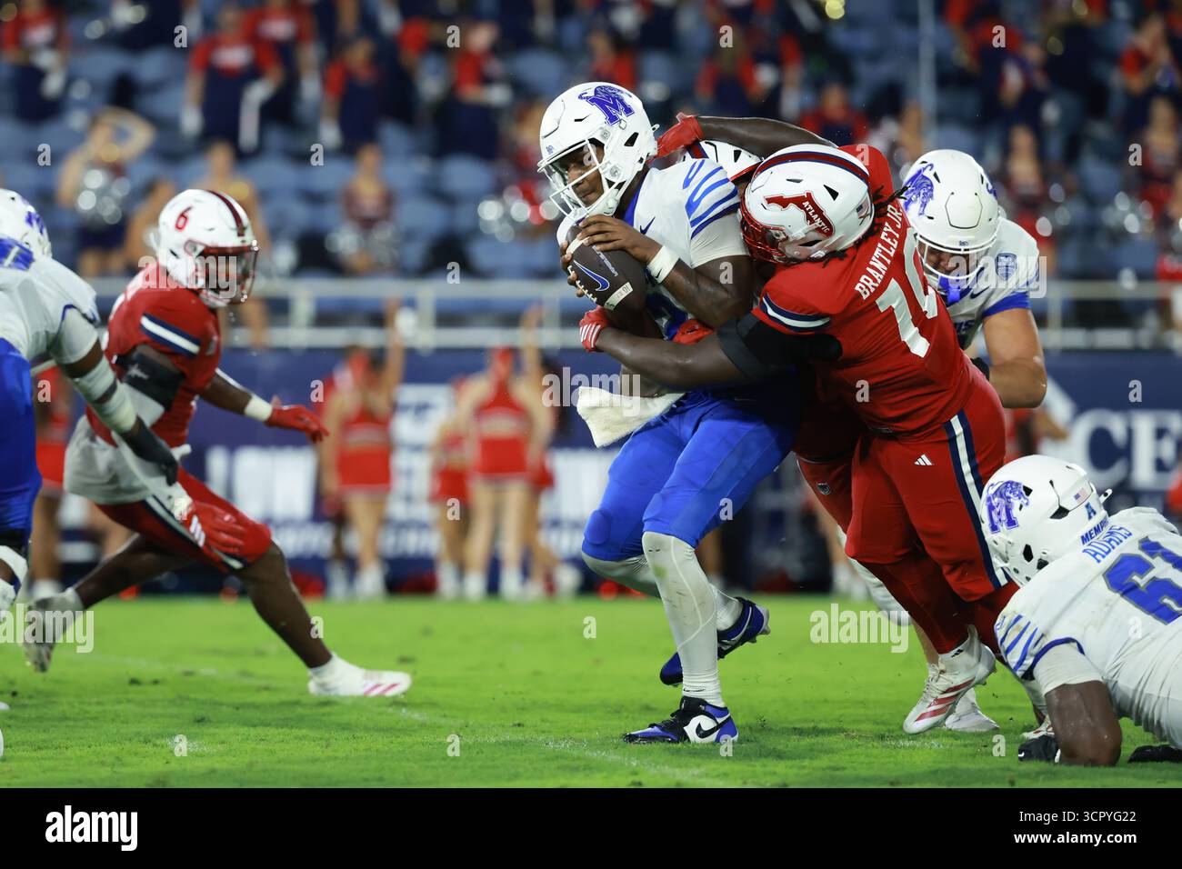 BOCA RATON, FL - SEPTEMBER 27: Florida Atlantic Owls defensive end Eric ...