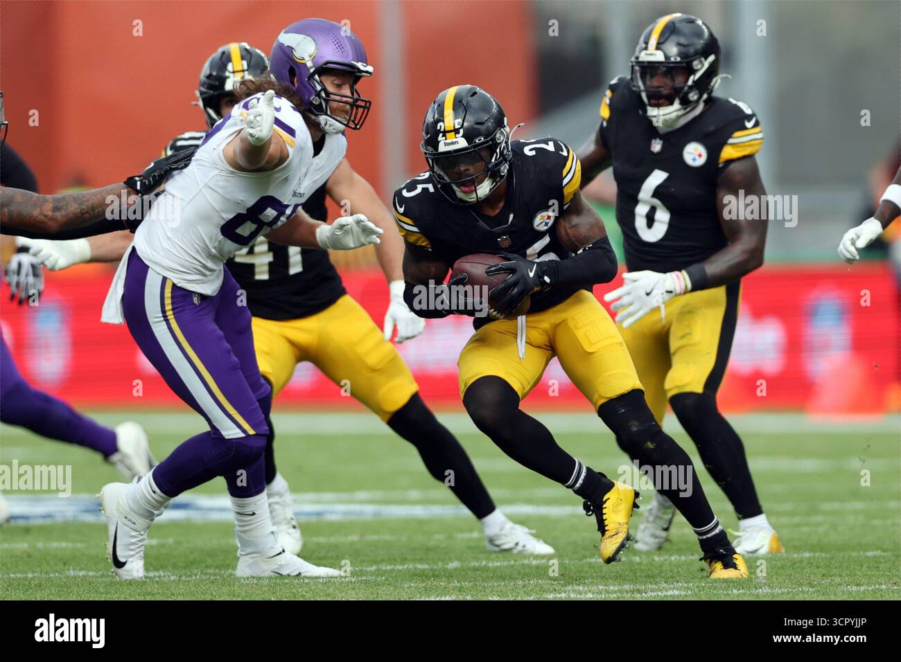 Pittsburgh Steelers safety Deshon Elliott (25) intercepts a pass during ...