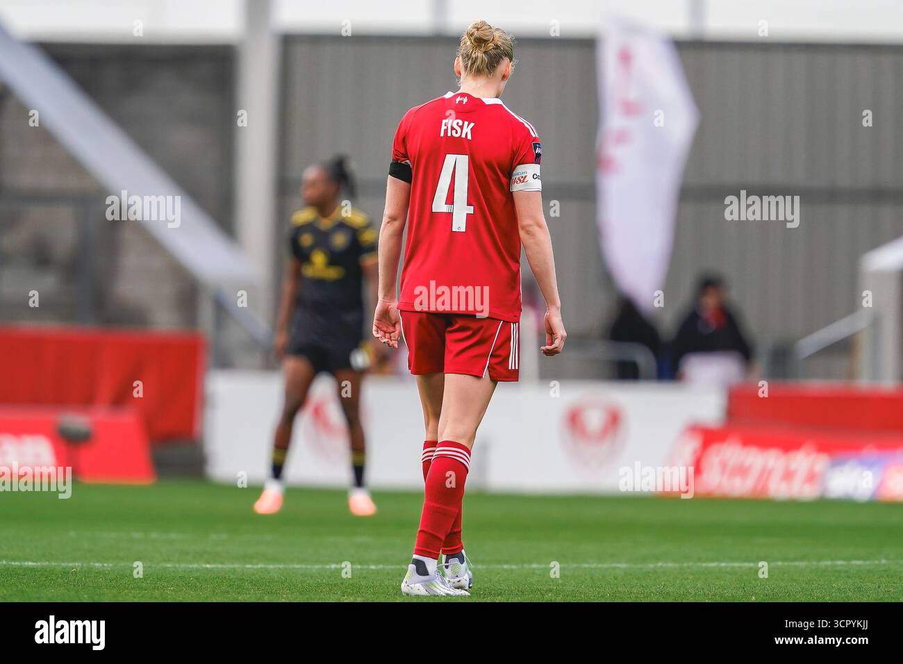 ST HELENS, ENGLAND - September 28: Grace Fisk of Liverpool FC awaiting ...