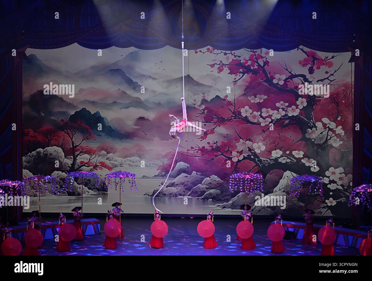 (250928) -- SHIJIAZHUANG, Sept. 28, 2025 (Xinhua) -- Acrobats perform ...