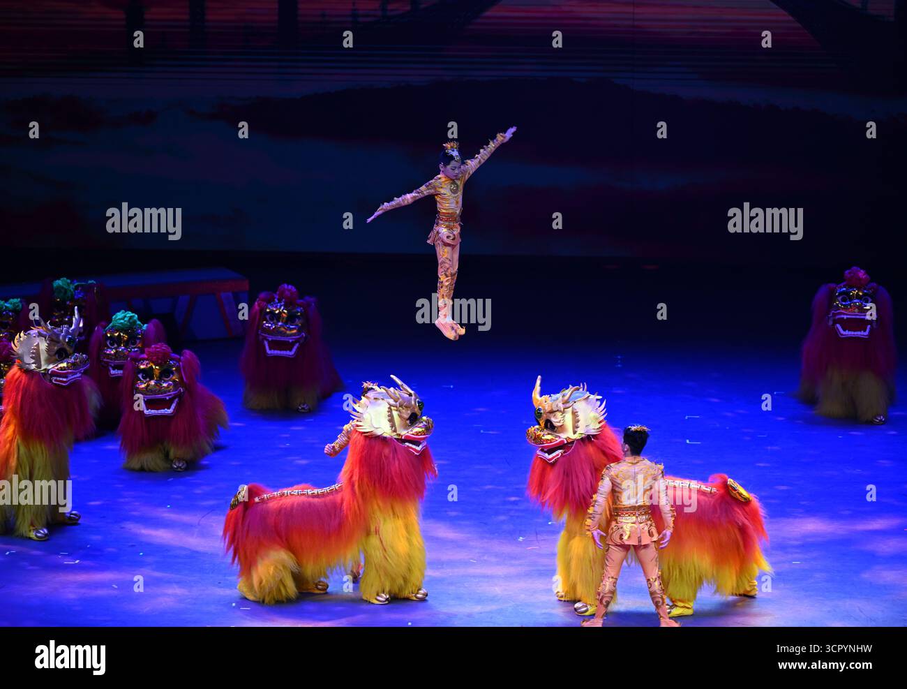 (250928) -- SHIJIAZHUANG, Sept. 28, 2025 (Xinhua) -- Acrobats perform ...