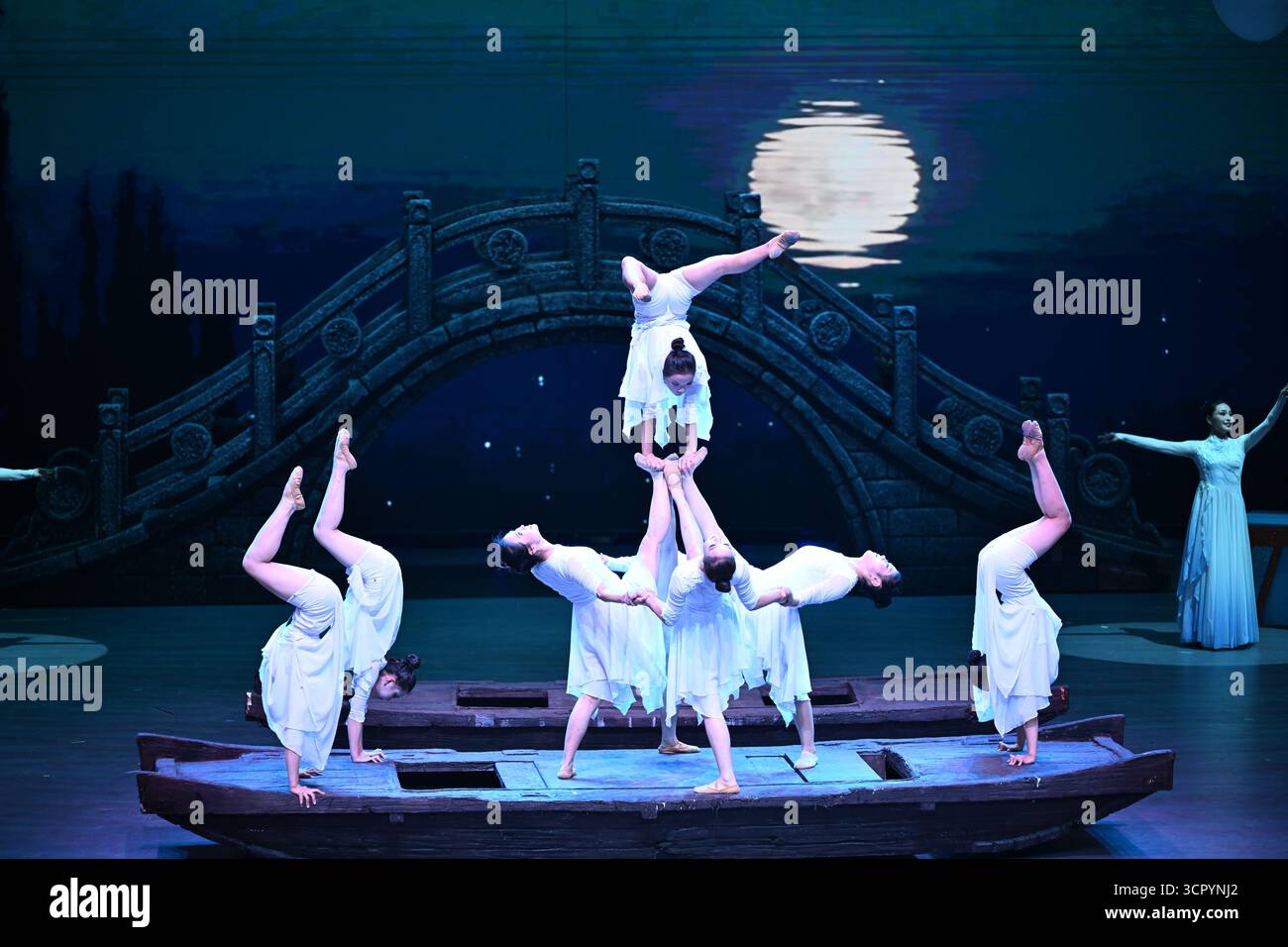 (250928) -- SHIJIAZHUANG, Sept. 28, 2025 (Xinhua) -- Acrobats perform ...