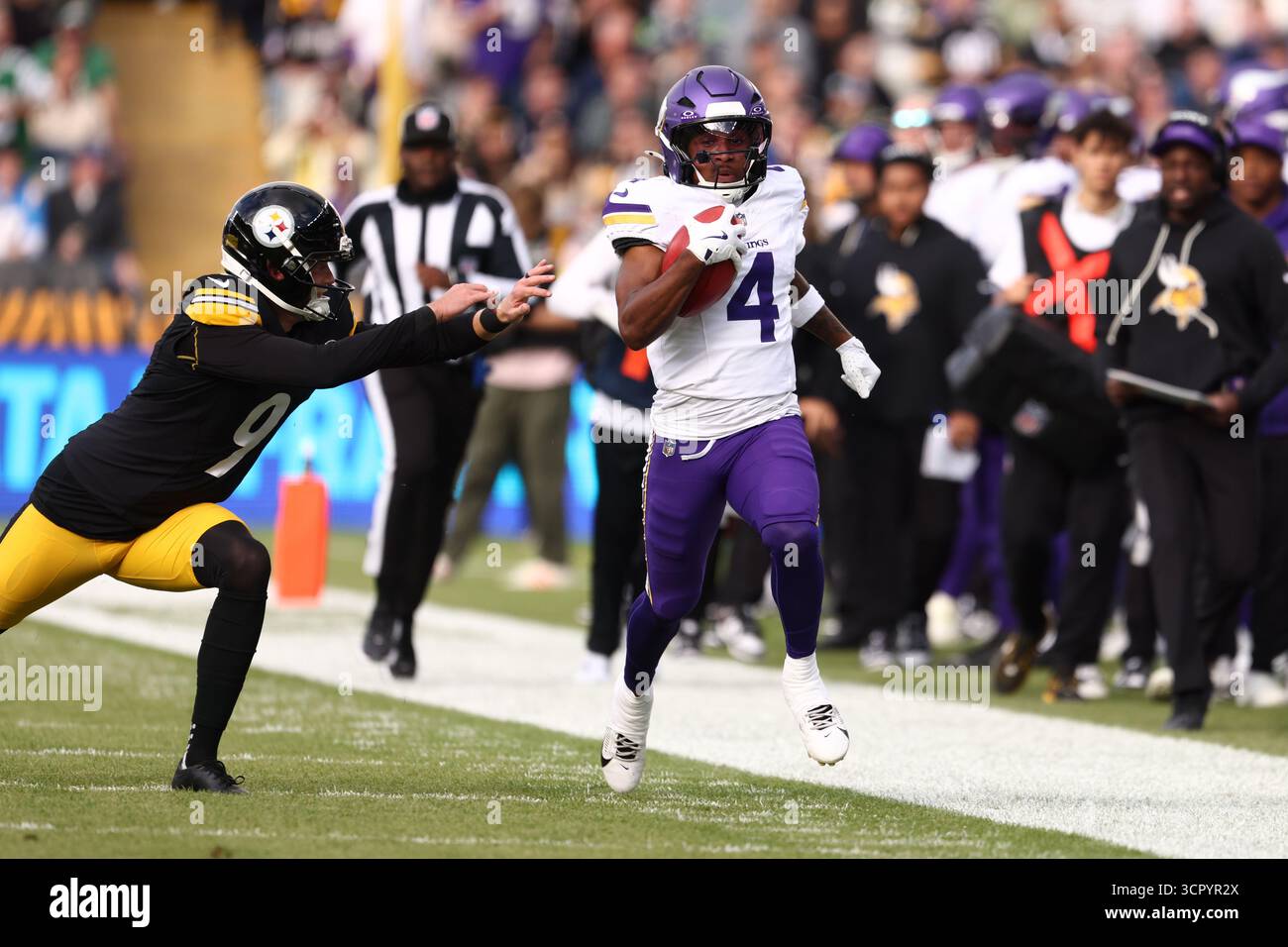 Minnesota Vikings wide receiver Myles Price (4) runs the ball during ...