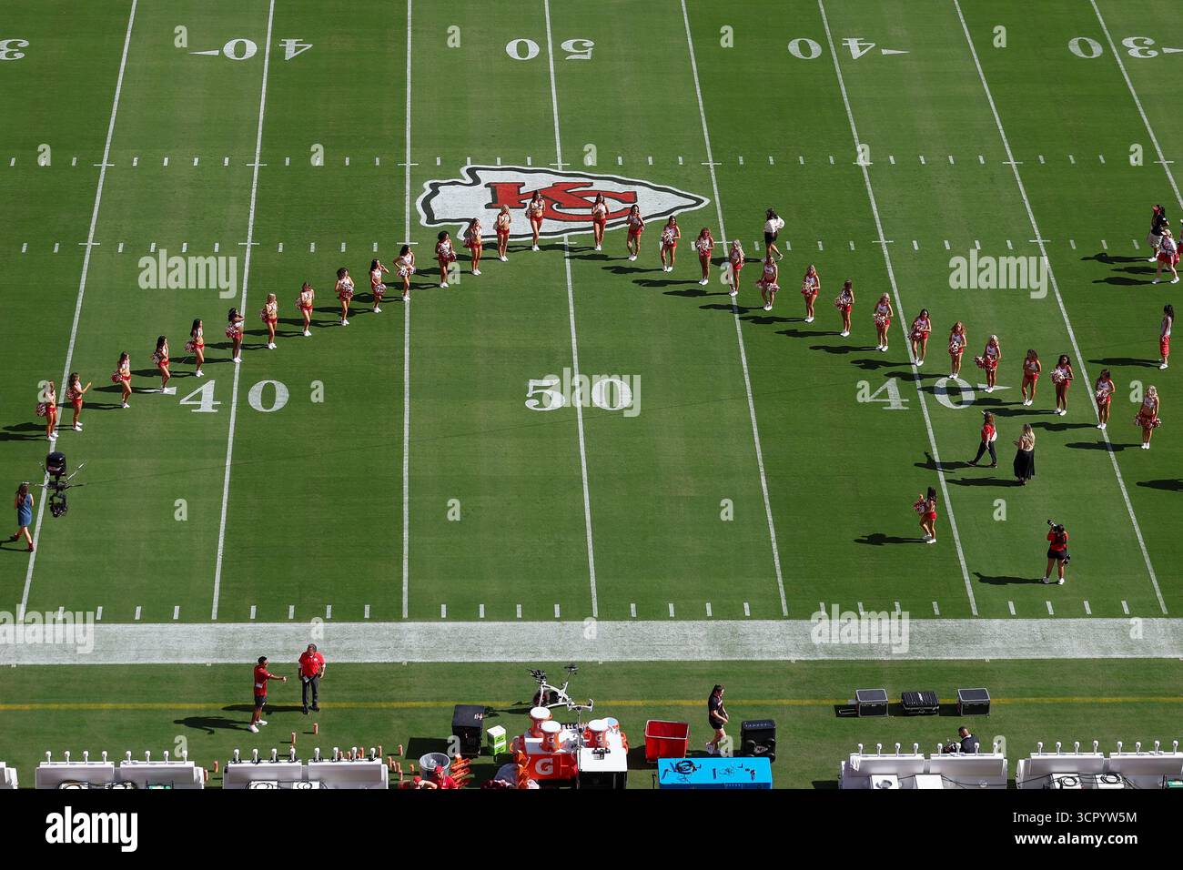 September 28, 2025: Kansas City Chiefs cheerleaders warm up before an ...