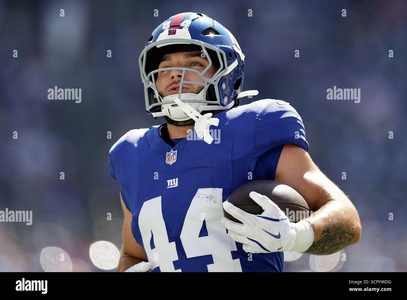 New York Giants running back Cam Skattebo (44) warms up before playing ...
