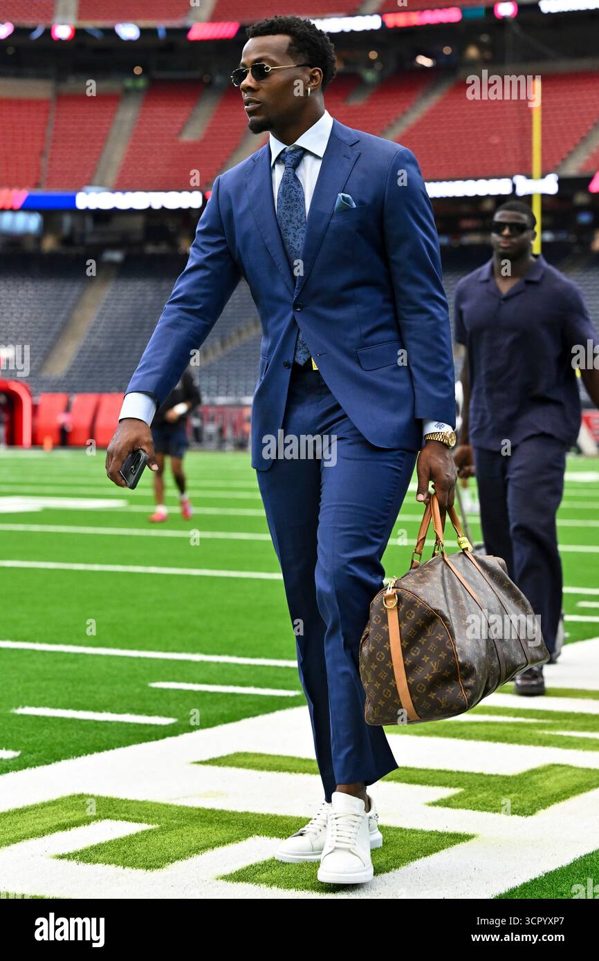 Tennessee Titans linebacker Arden Key arrives prior to the game against ...