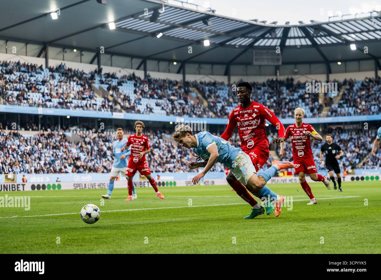 250928 Malmö FFs Hugo Bolin och Värnamos Rufai Mohammed under ...