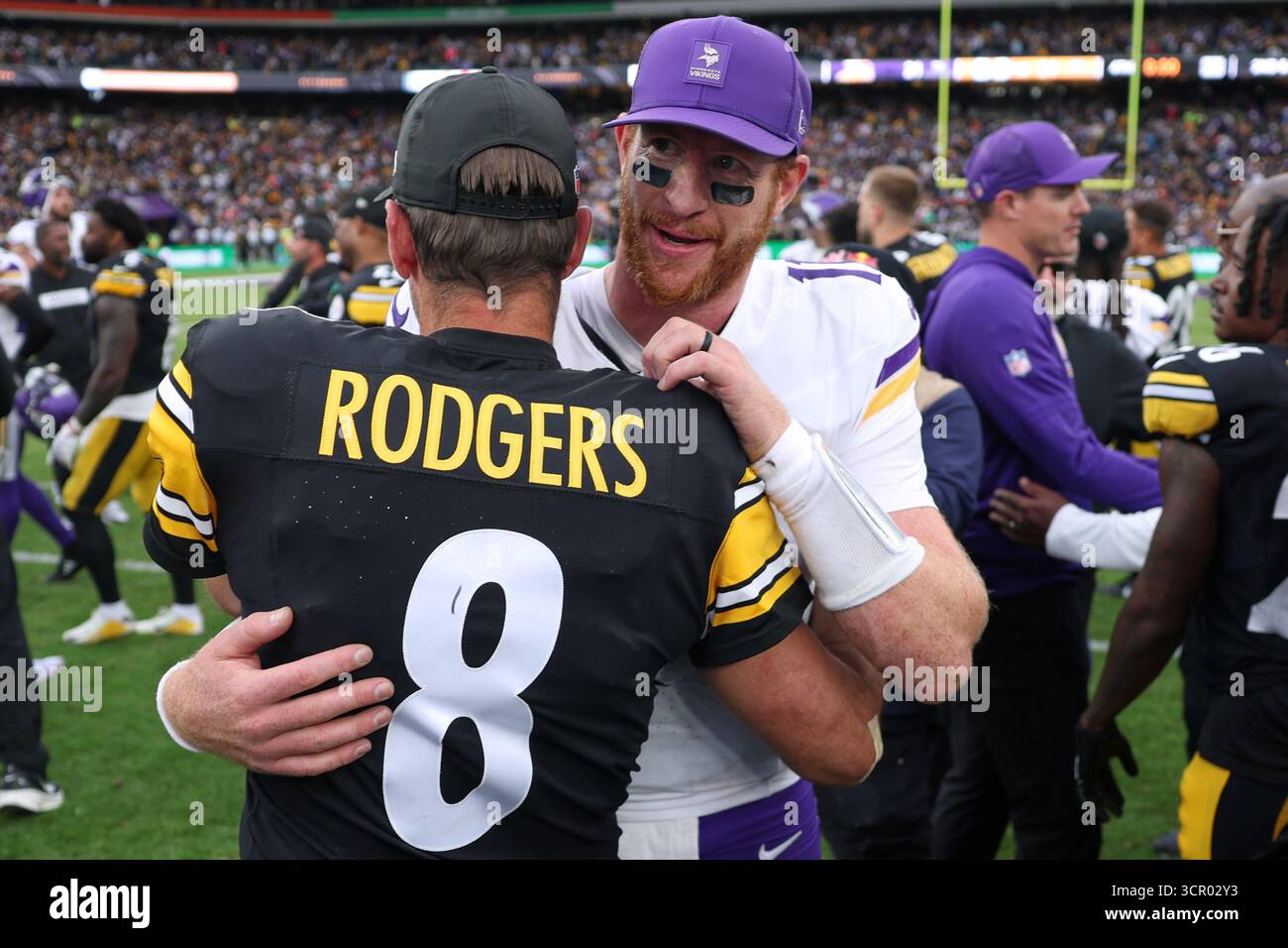 Pittsburgh Steelers quarterback Aaron Rodgers (8) and Minnesota Vikings ...