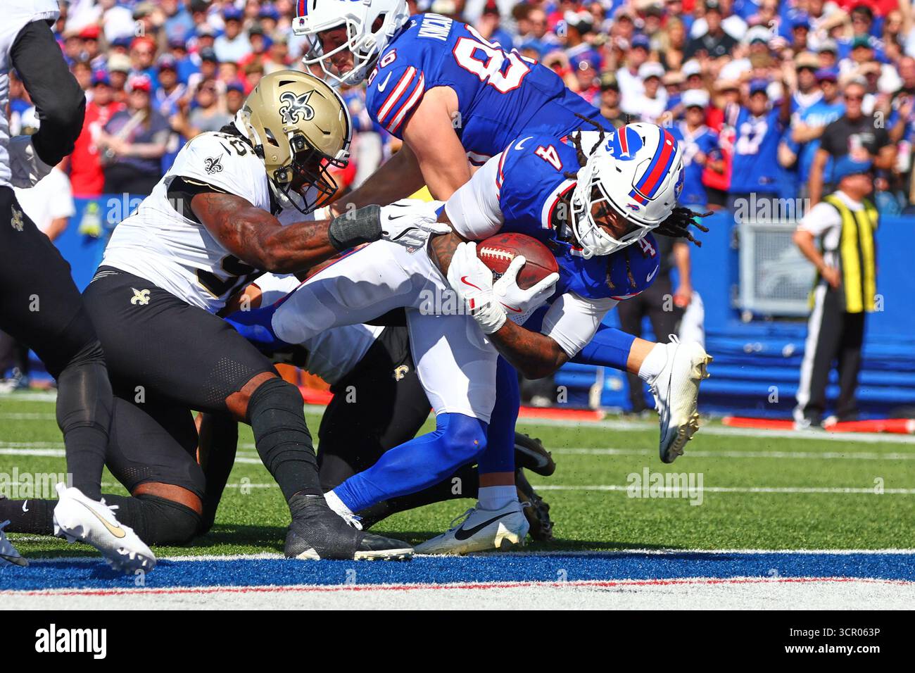 Buffalo Bills running back James Cook (4) carries for a touchdown ...