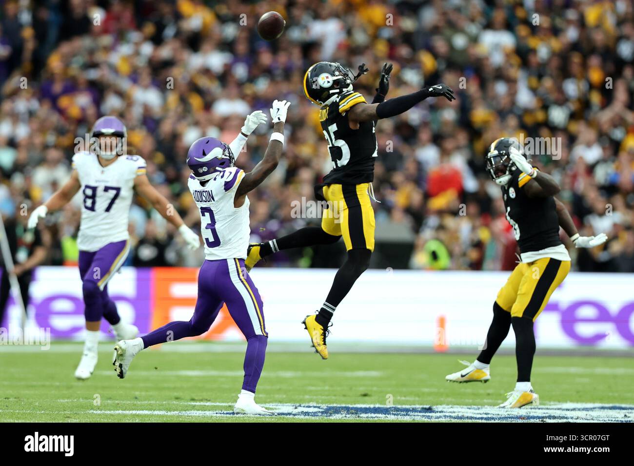 Pittsburgh Steelers safety Deshon Elliott (25) breaks up a pass ...