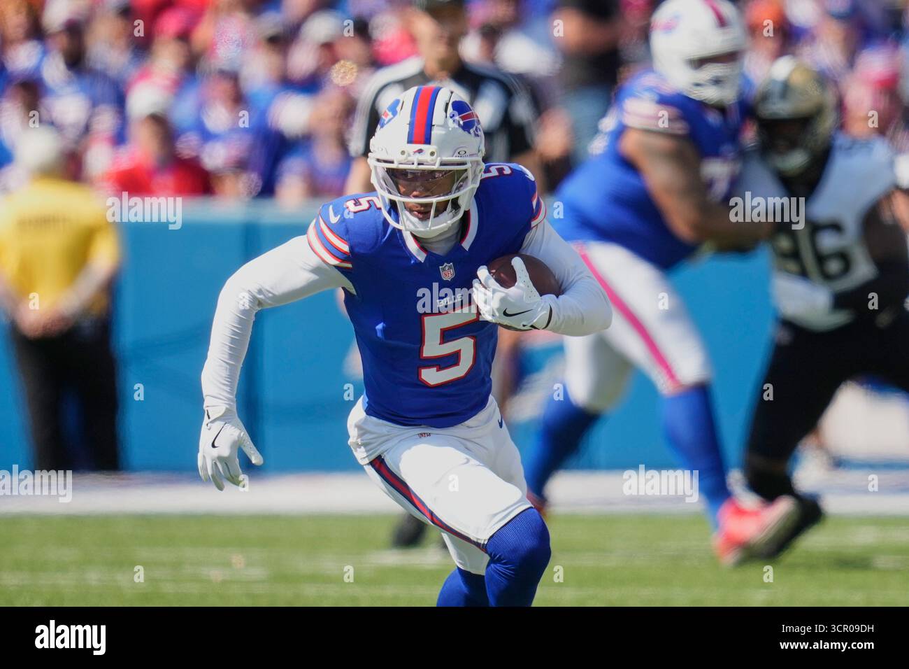 Buffalo Bills wide receiver Josh Palmer (5) carries against the New ...