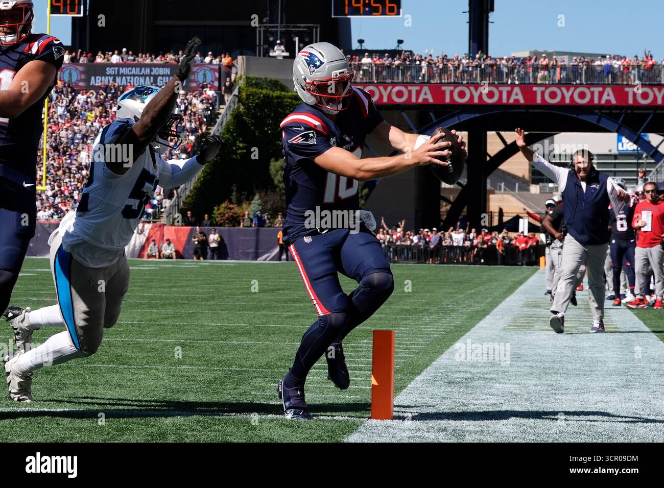 New England Patriots quarterback Drake Maye (10) scores a touchdown ...