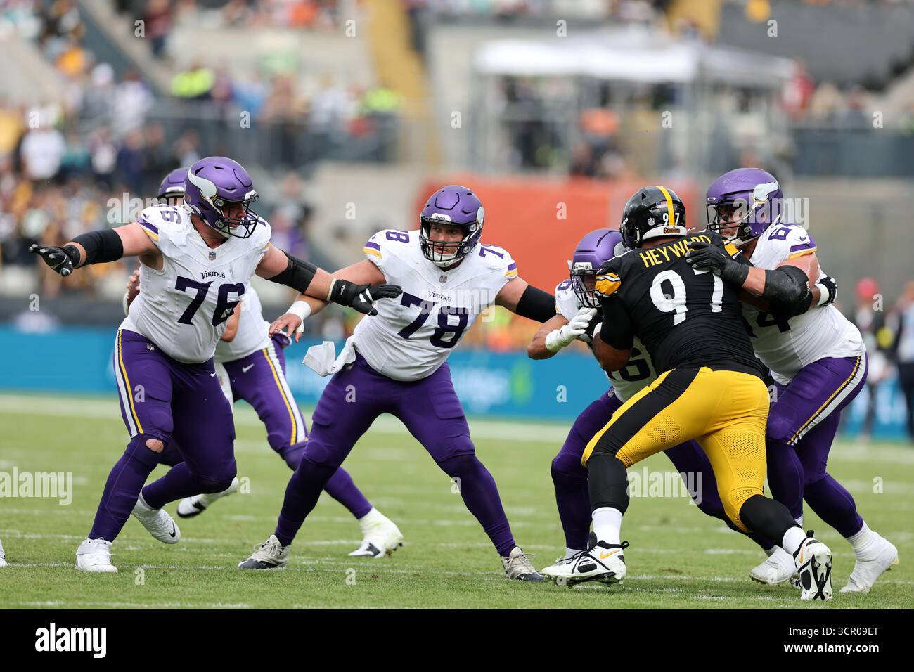 Minnesota Vikings offensive linemen Will Fries (76), Ryan Kelly (78 ...