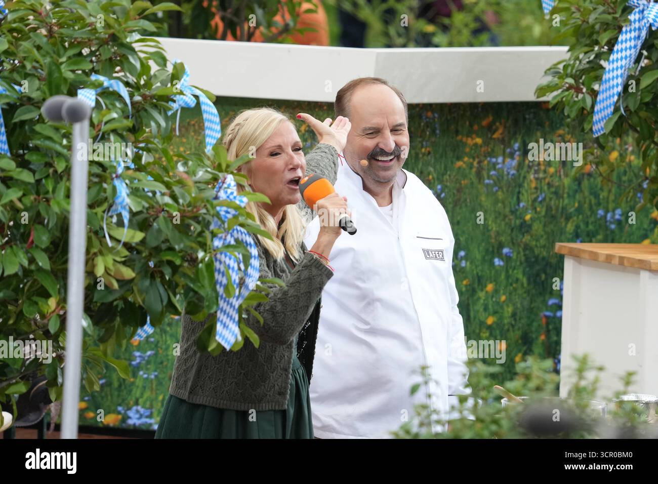 ZDF-Fernsehgarten 2025. Moderatorin Andrea Kiwi Kiewel, Johann Lafer im ...