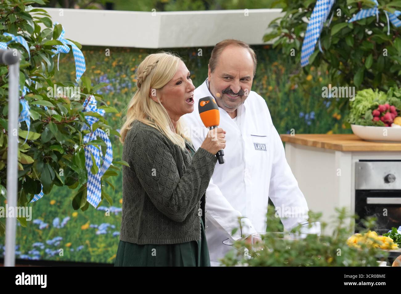ZDF-Fernsehgarten 2025. Moderatorin Andrea Kiwi Kiewel, Johann Lafer im ...