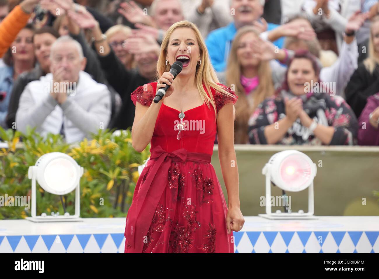 ZDF-Fernsehgarten 2025. Stefanie Hertel im ZDF Fernsehgarten - Motto ...