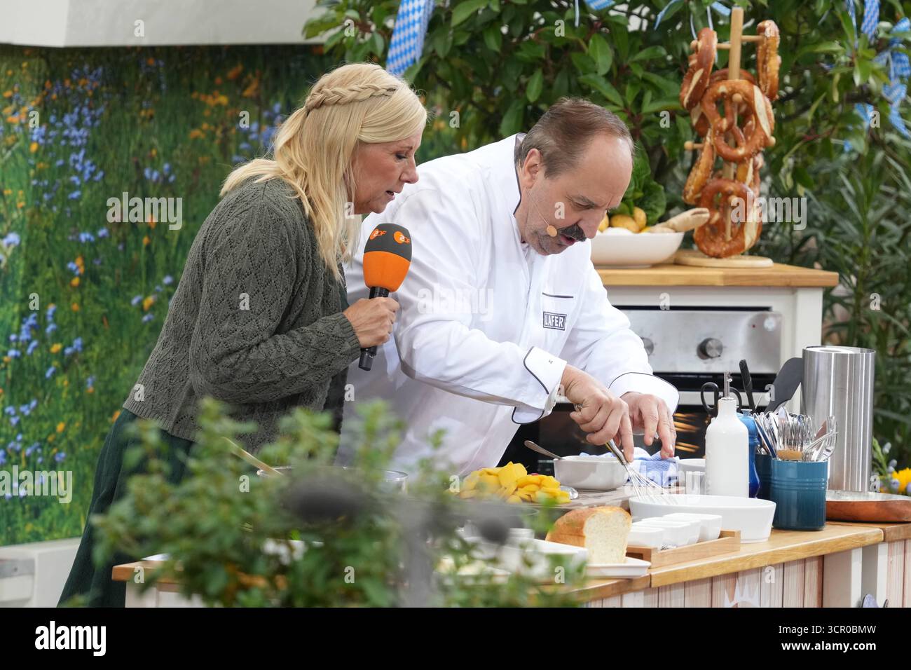 ZDF-Fernsehgarten 2025. Moderatorin Andrea Kiwi Kiewel, Johann Lafer im ...