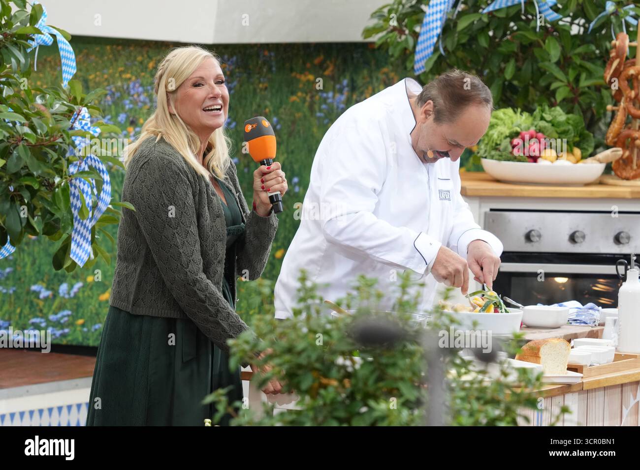 ZDF-Fernsehgarten 2025. Moderatorin Andrea Kiwi Kiewel, Johann Lafer im ...