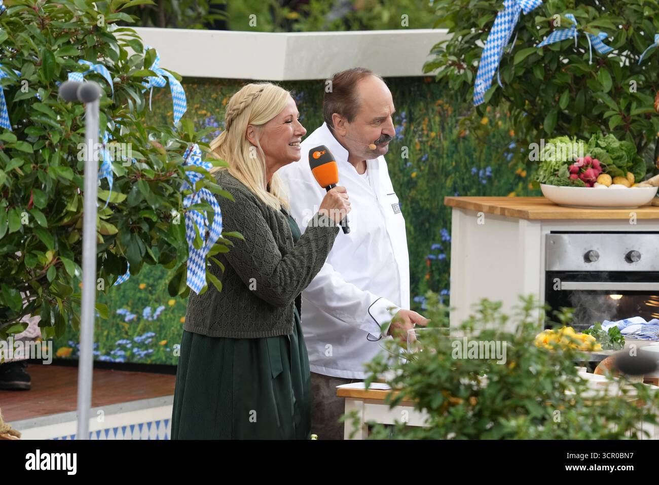 ZDF-Fernsehgarten 2025. Moderatorin Andrea Kiwi Kiewel, Johann Lafer im ...