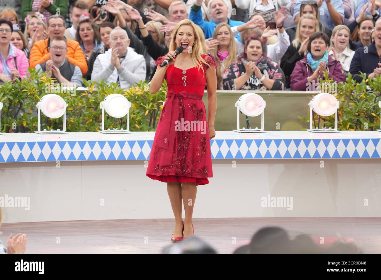 ZDF-Fernsehgarten 2025. Stefanie Hertel im ZDF Fernsehgarten - Motto ...