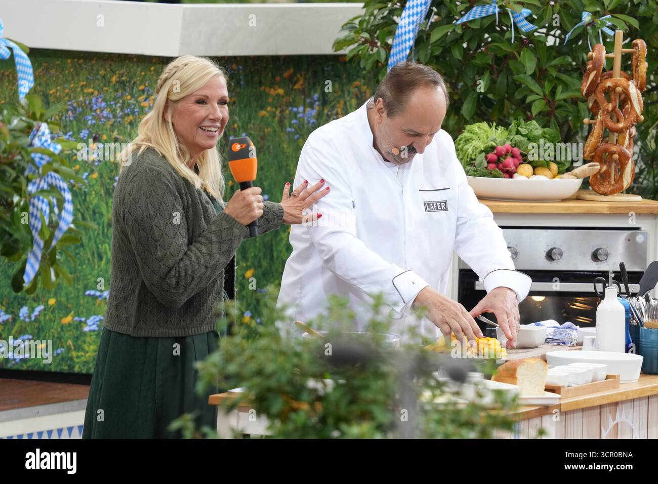 ZDF-Fernsehgarten 2025. Moderatorin Andrea Kiwi Kiewel, Johann Lafer im ...
