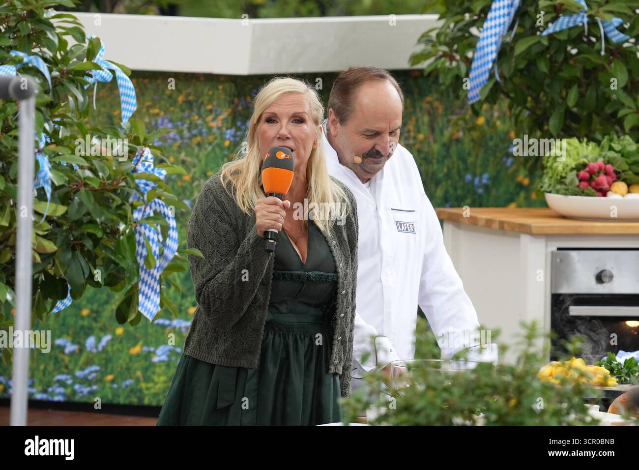 ZDF-Fernsehgarten 2025. Moderatorin Andrea Kiwi Kiewel, Johann Lafer im ...