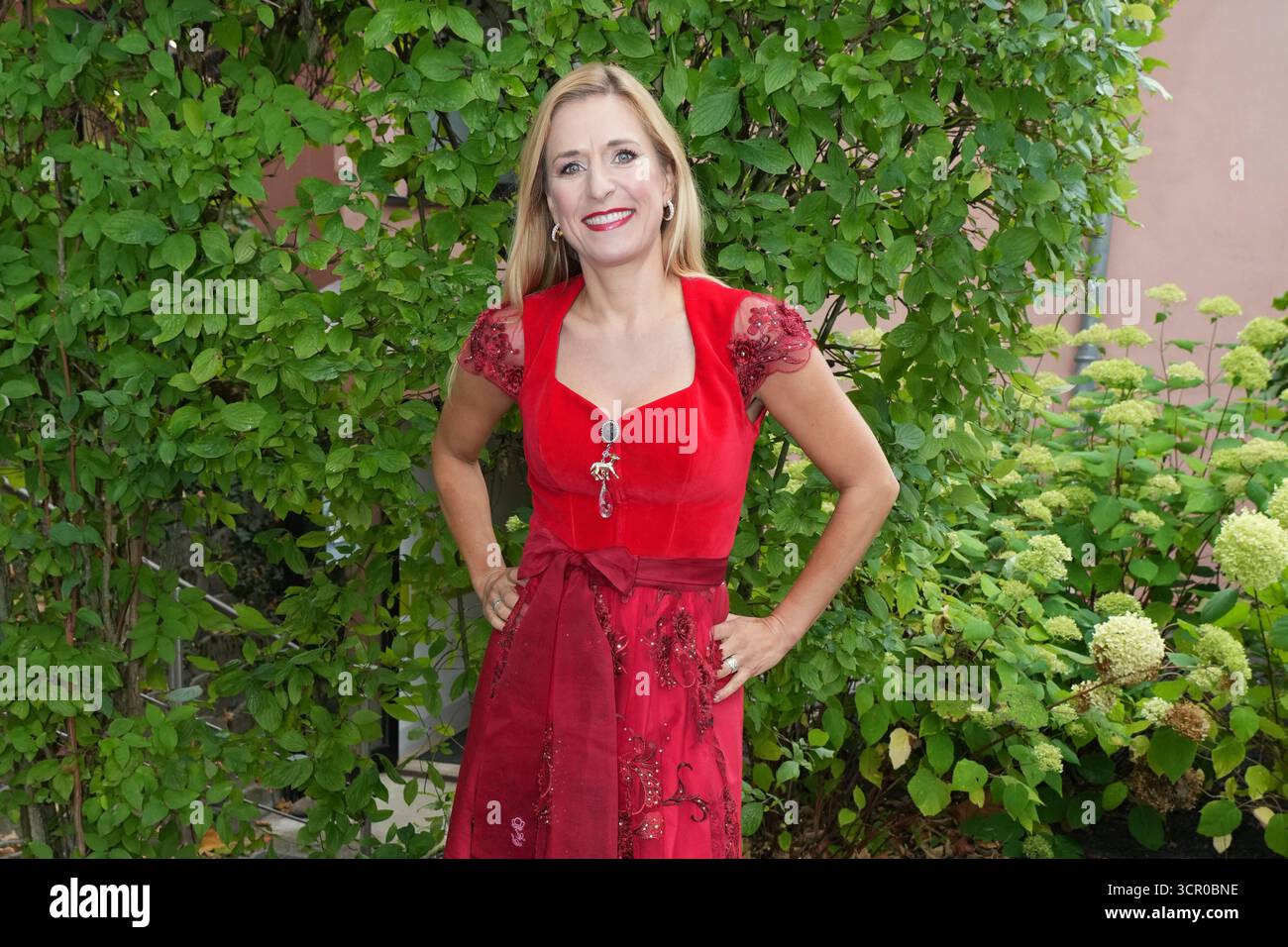 ZDF-Fernsehgarten 2025. Stefanie Hertel im ZDF Fernsehgarten - Motto ...