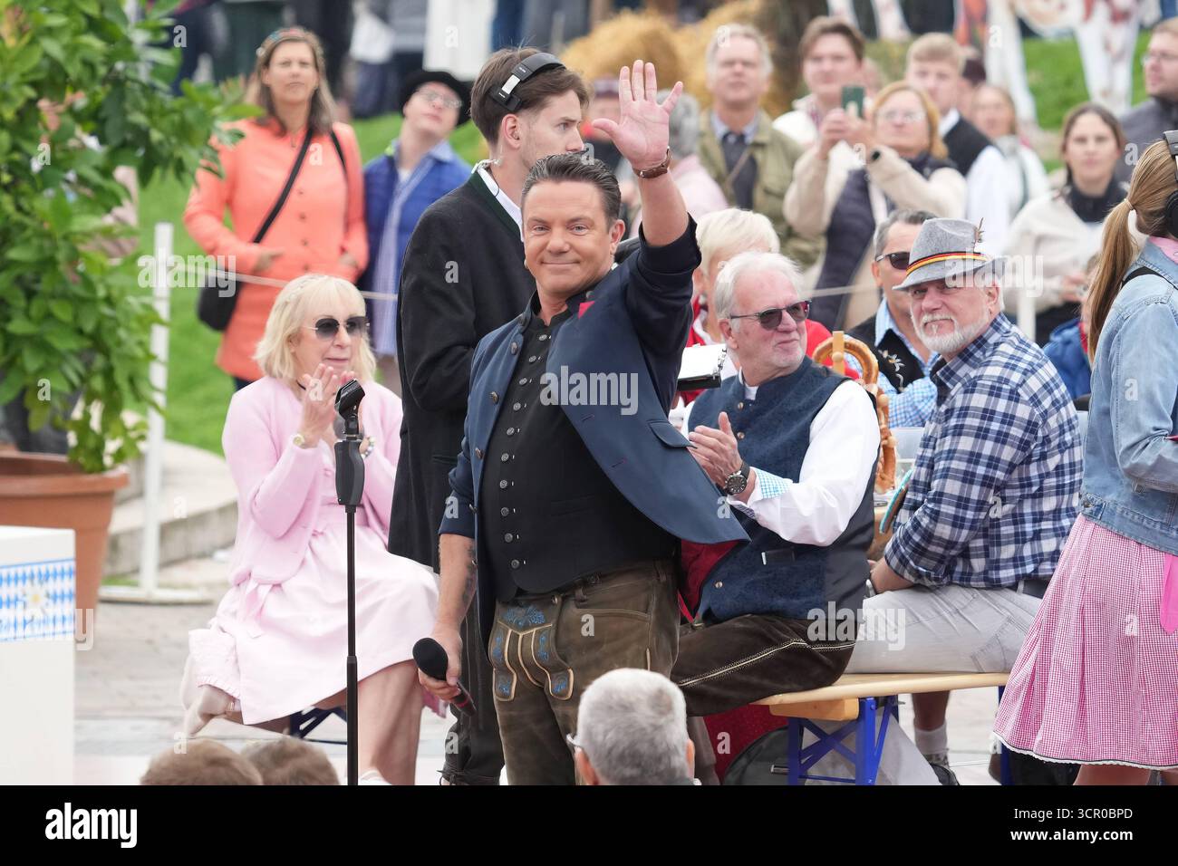 ZDF-Fernsehgarten 2025. Stefan Mross im ZDF Fernsehgarten - Motto ...