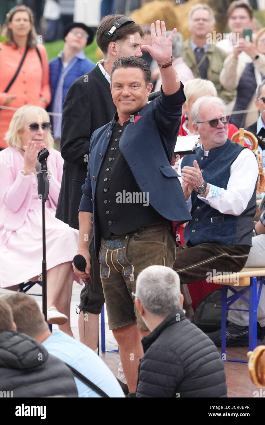 ZDF-Fernsehgarten 2025. Stefan Mross im ZDF Fernsehgarten - Motto ...
