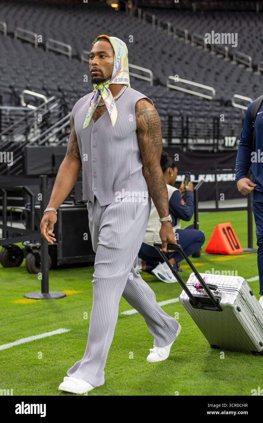 Chicago Bears defensive back Jonathan Owens (36) enters the stadium ...