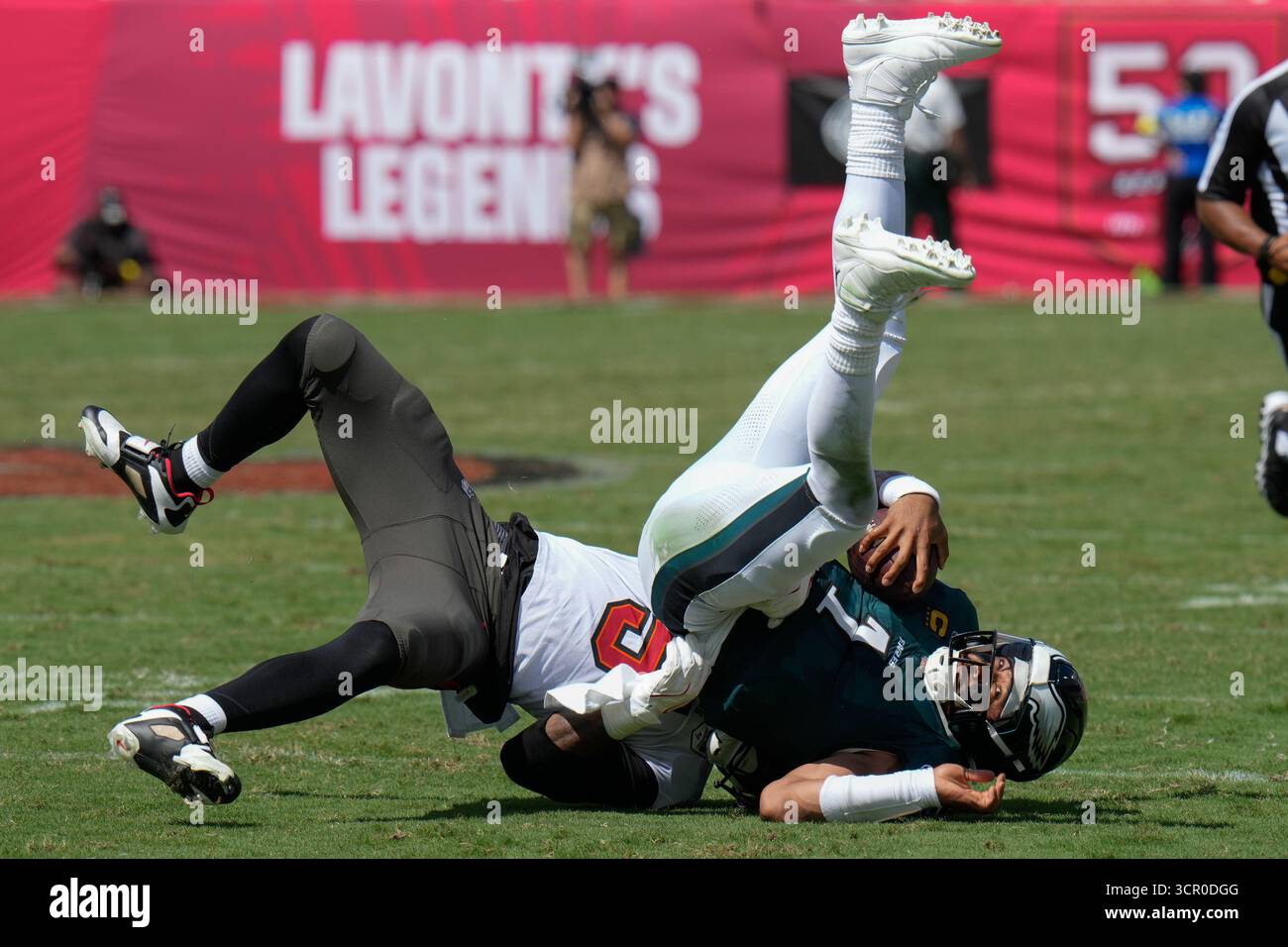 Tampa Bay Buccaneers outside linebacker Haason Reddick (5) sacks ...