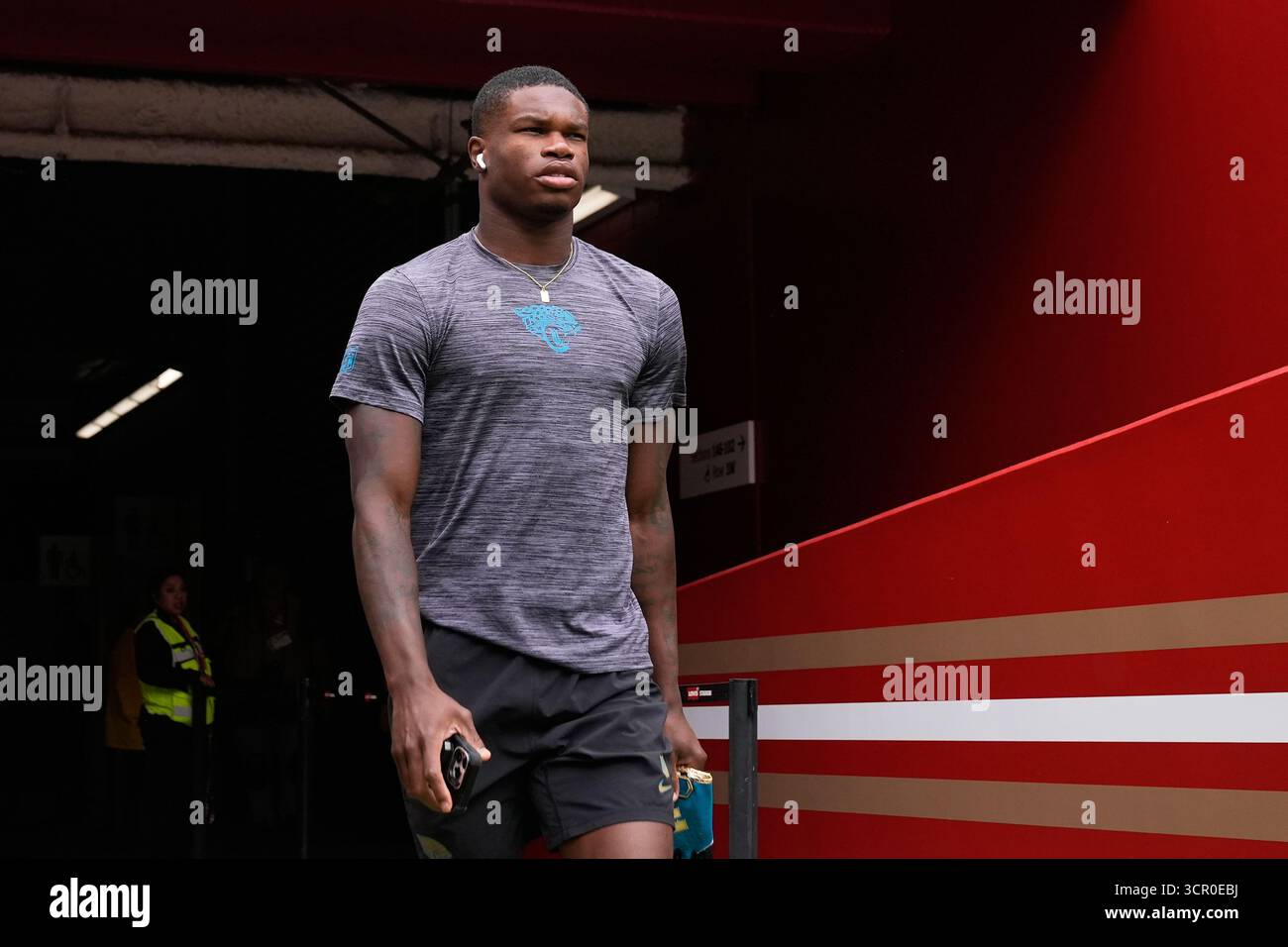 Jacksonville Jaguars wide receiver/defensive back Travis Hunter warms ...