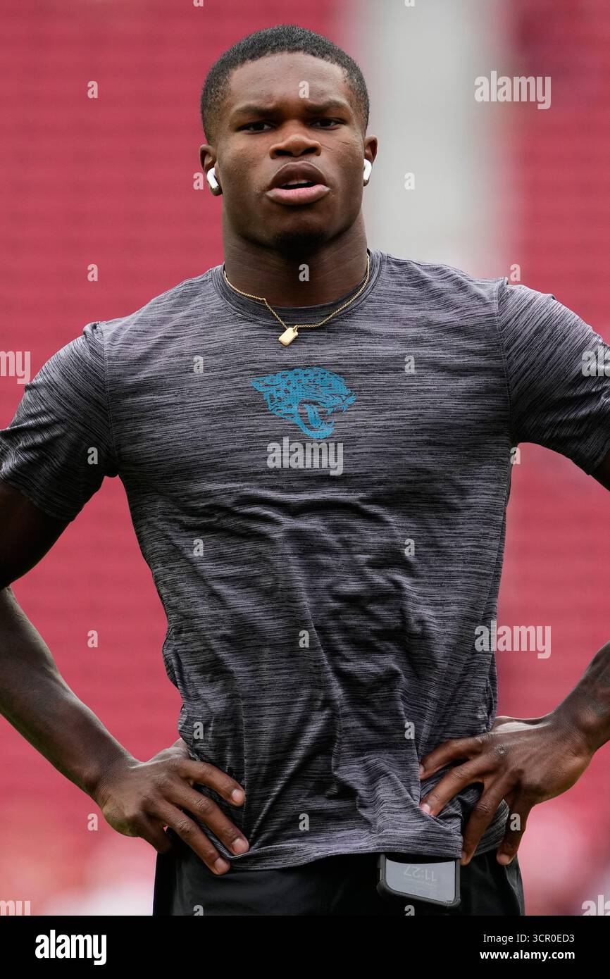Jacksonville Jaguars wide receiver/defensive back Travis Hunter warms ...