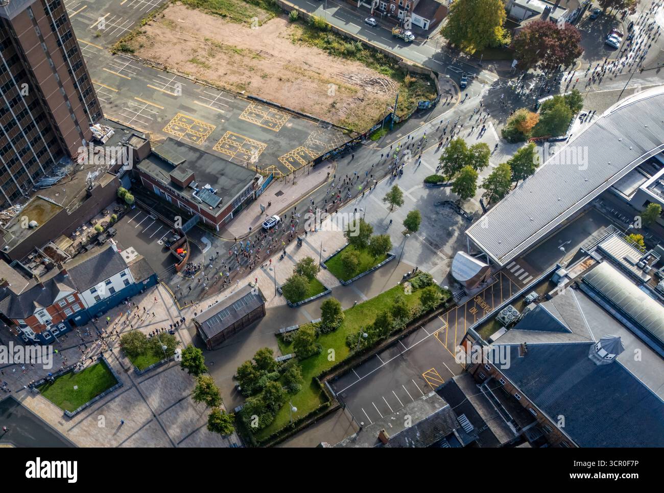 Stoke-on-Trent, UK. 28th Sep, 2025. Aerial view of thousands of runners ...