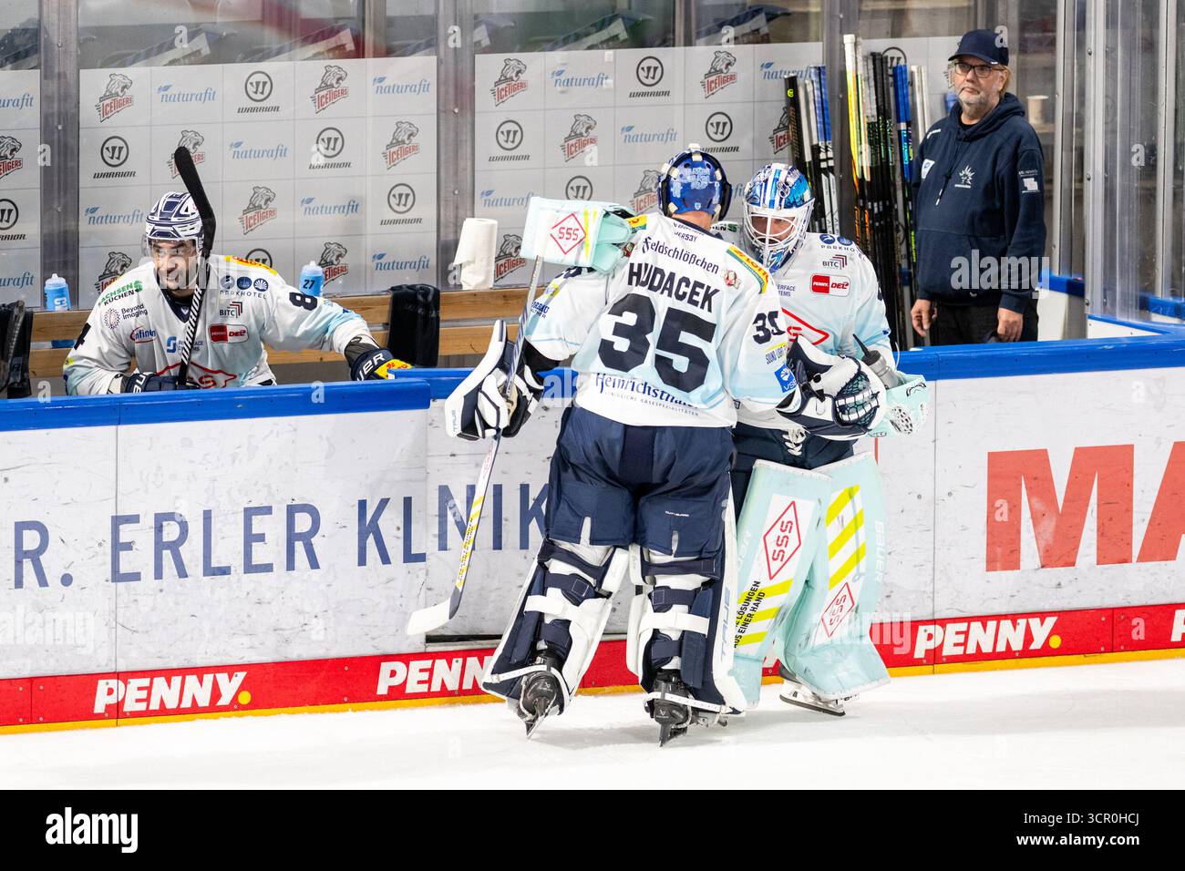 Torwartwechsel Goaliewechsel Julius Hudacek (35, Dresdner Eisloewen ...