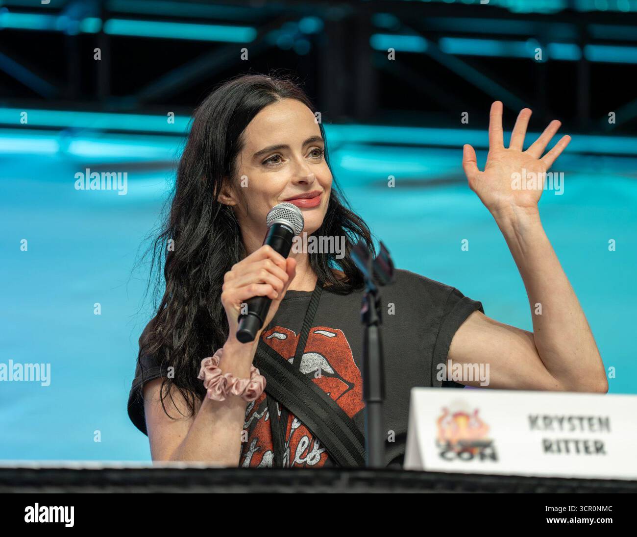 Krysten Ritter answering fan questions during her Jessica Jones LA ...