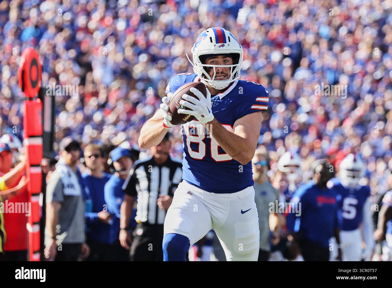 Buffalo Bills tight end Dalton Kincaid (86) pulls in a touchdown pass ...