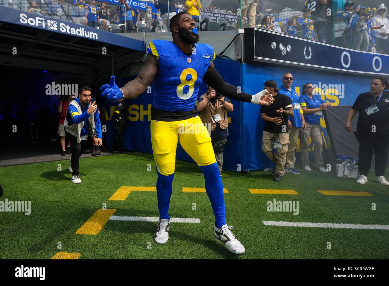 Los Angeles Rams linebacker Jared Verse (8) takes the field before an ...