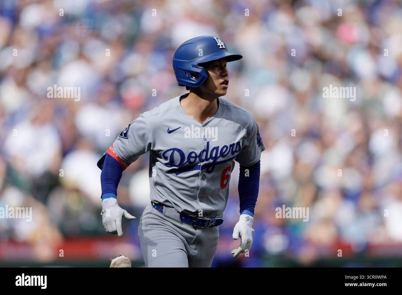 Los Angeles Dodgers' Hyeseong Kim watches his two-run home run hit off ...