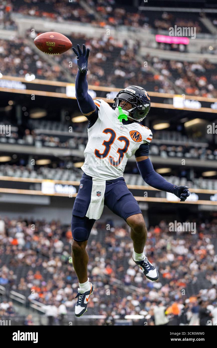 Chicago Bears defensive back Jaylon Jones (33) warms up before playing ...