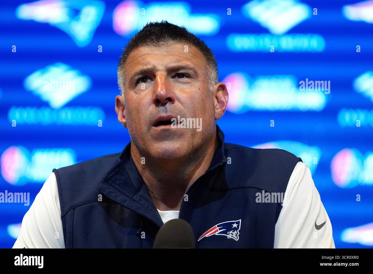 New England Patriots head coach Mike Vrabel speaks in a press ...