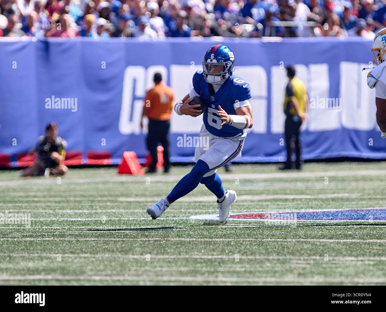 New York Giants quarterback Jaxson Dart (6) on a scramble against the ...