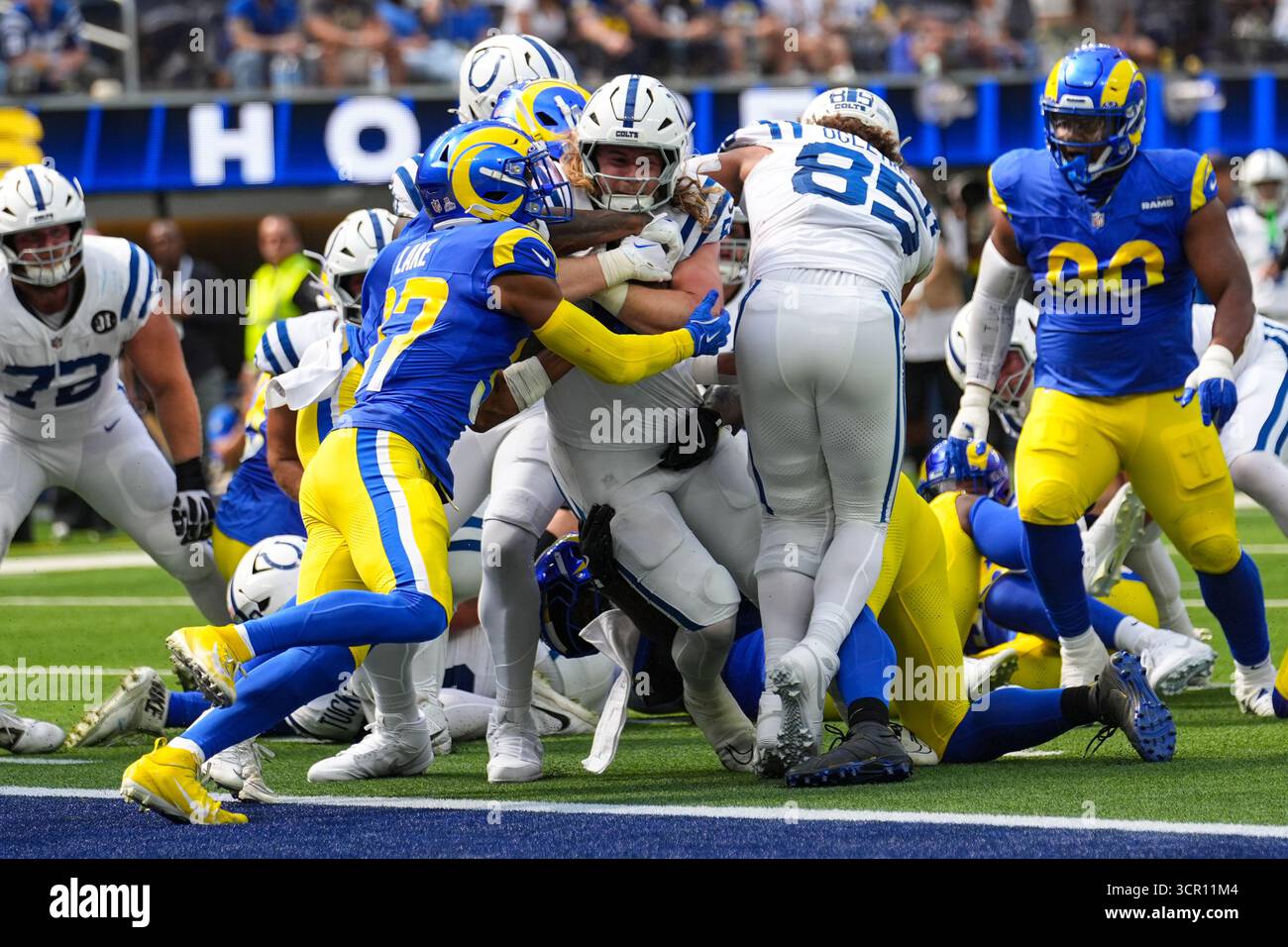 Indianapolis Colts tight end Tyler Warren, center, runs in for a ...