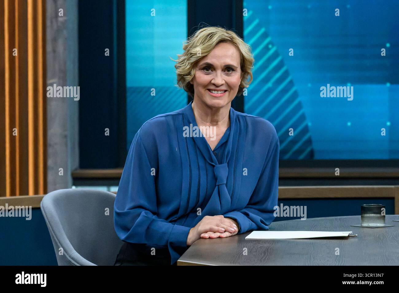 im Bild v.l.: Caren Miosga, GER, Berlin, Studio, zu Gast bei - Caren Miosga, Polittalk, TV ...