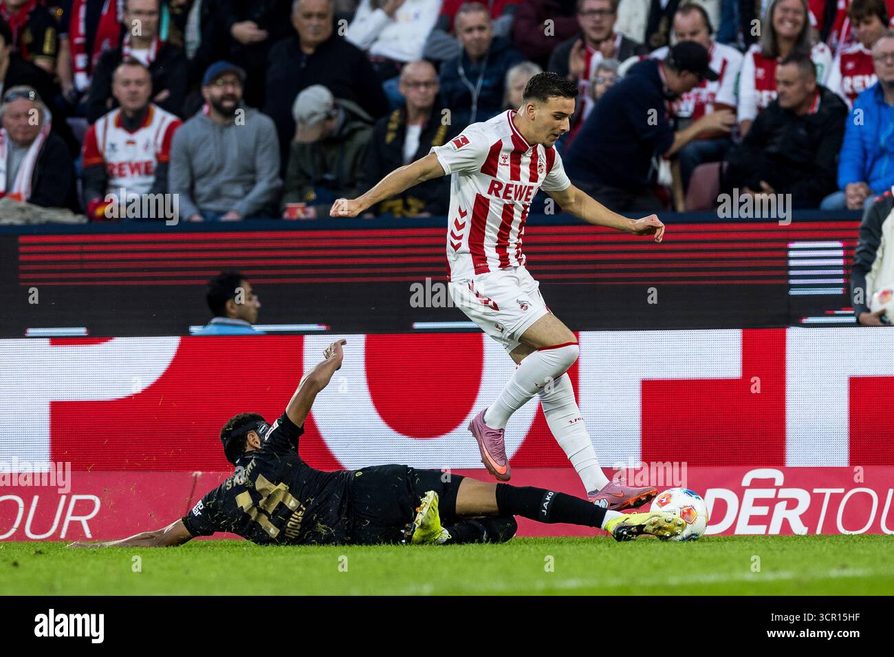 Zweikampf Luca Jaquez (VfB Stuttgart, 14), Said El Mala (1. FC K?ln, 13) 1. Fu?ball Bundesliga ...