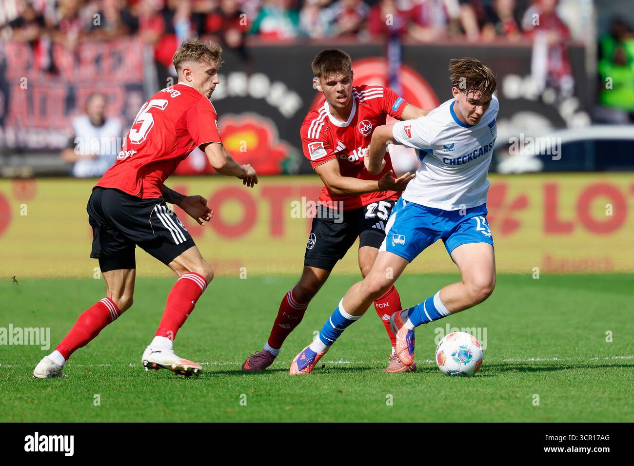 v.l. Tim Drexler (Nürnberg), Finn Becker (1.FC Nuernberg, 25) und ...