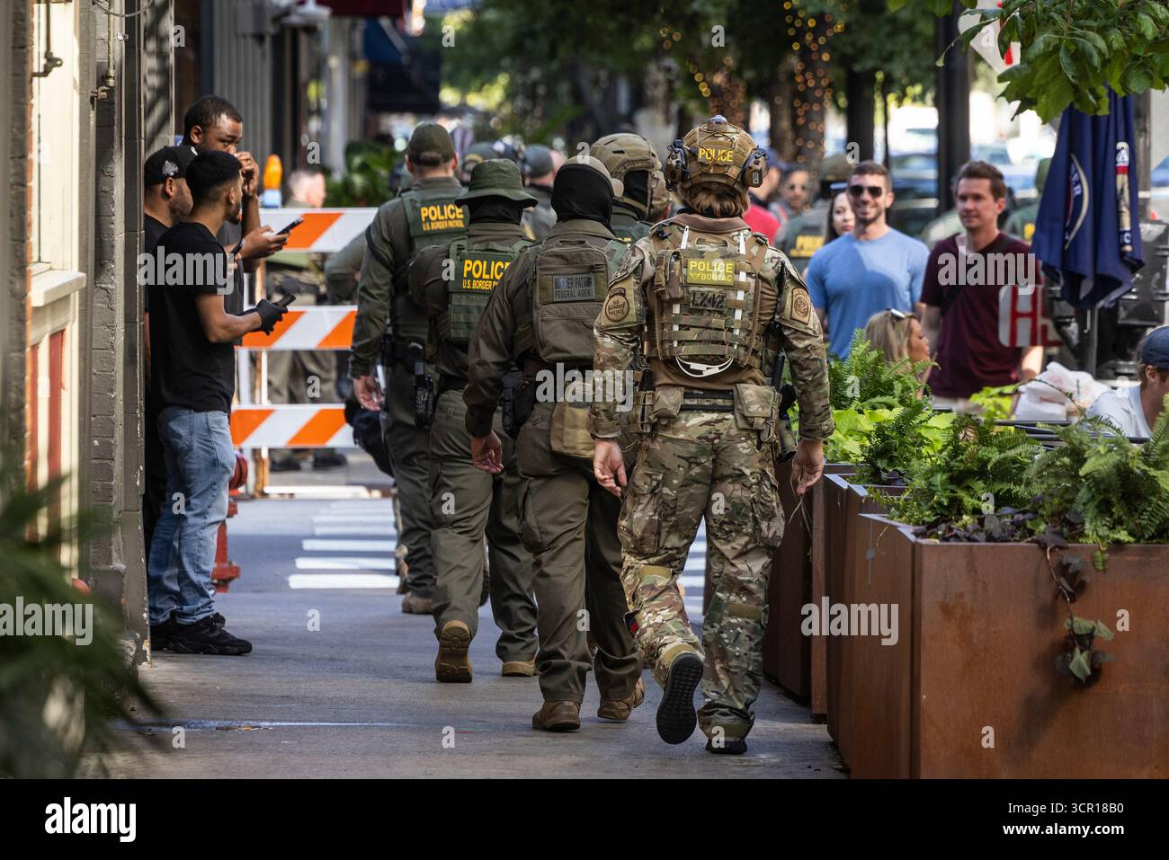 Federal agents from U.S. Immigration and Customs Enforcement and U.S ...